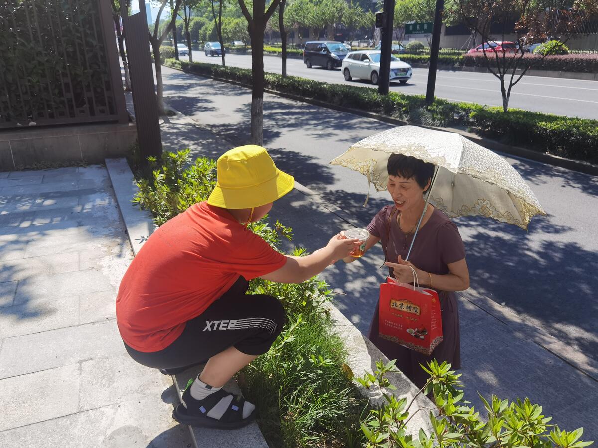 小凉茶大爱心 临平崇贤这个爱心凉茶点格外“清凉”