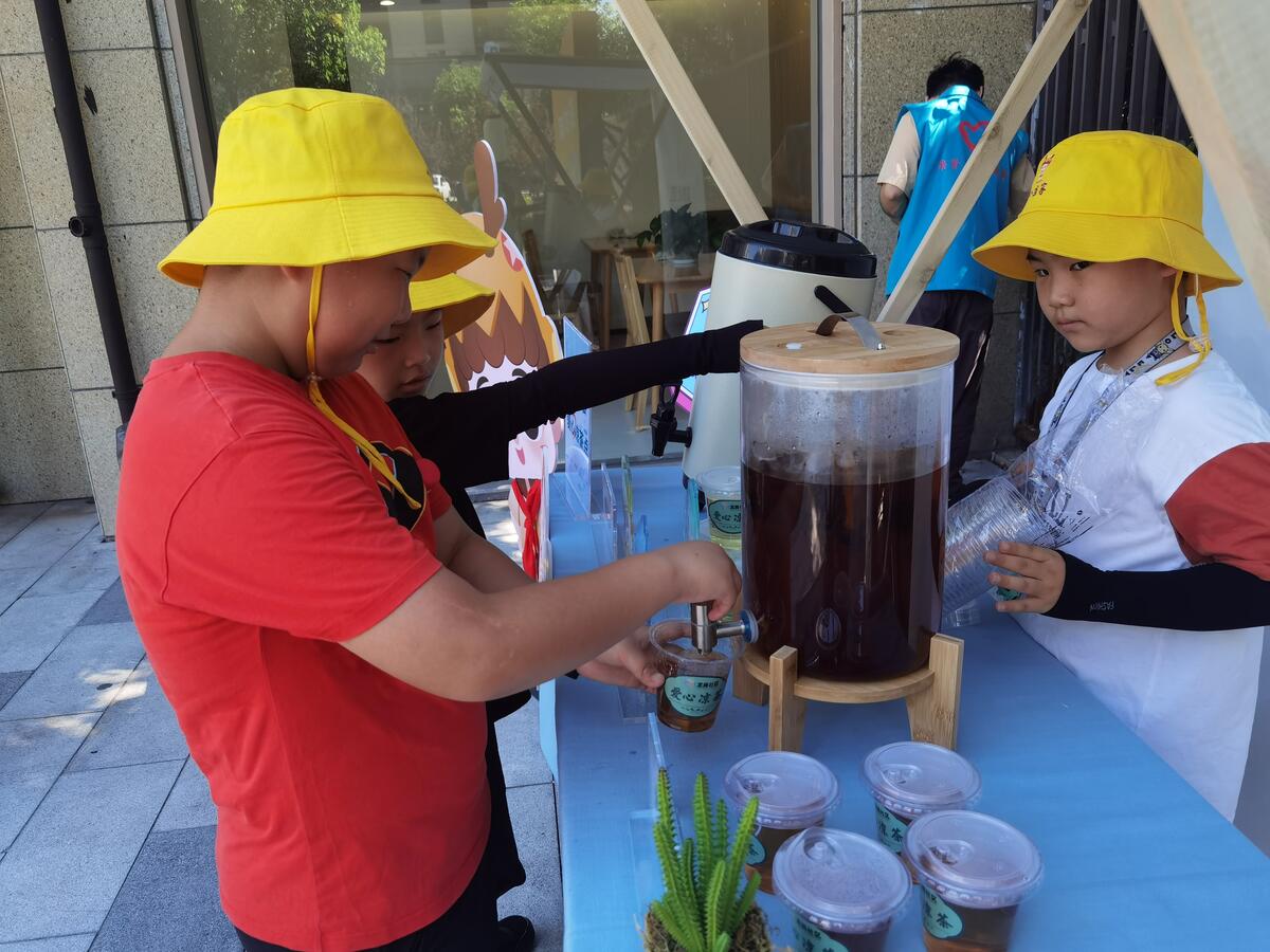 小凉茶大爱心 临平崇贤这个爱心凉茶点格外“清凉”